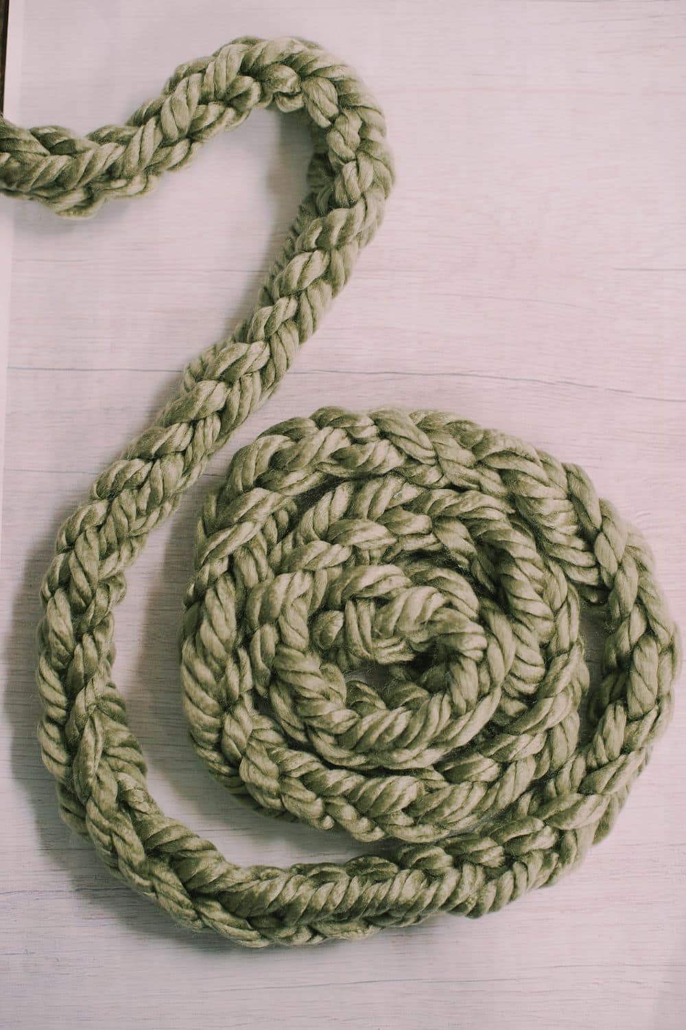 How to Make a DIY Finger Knit Garland with Chunky Yarn - Laura Radniecki