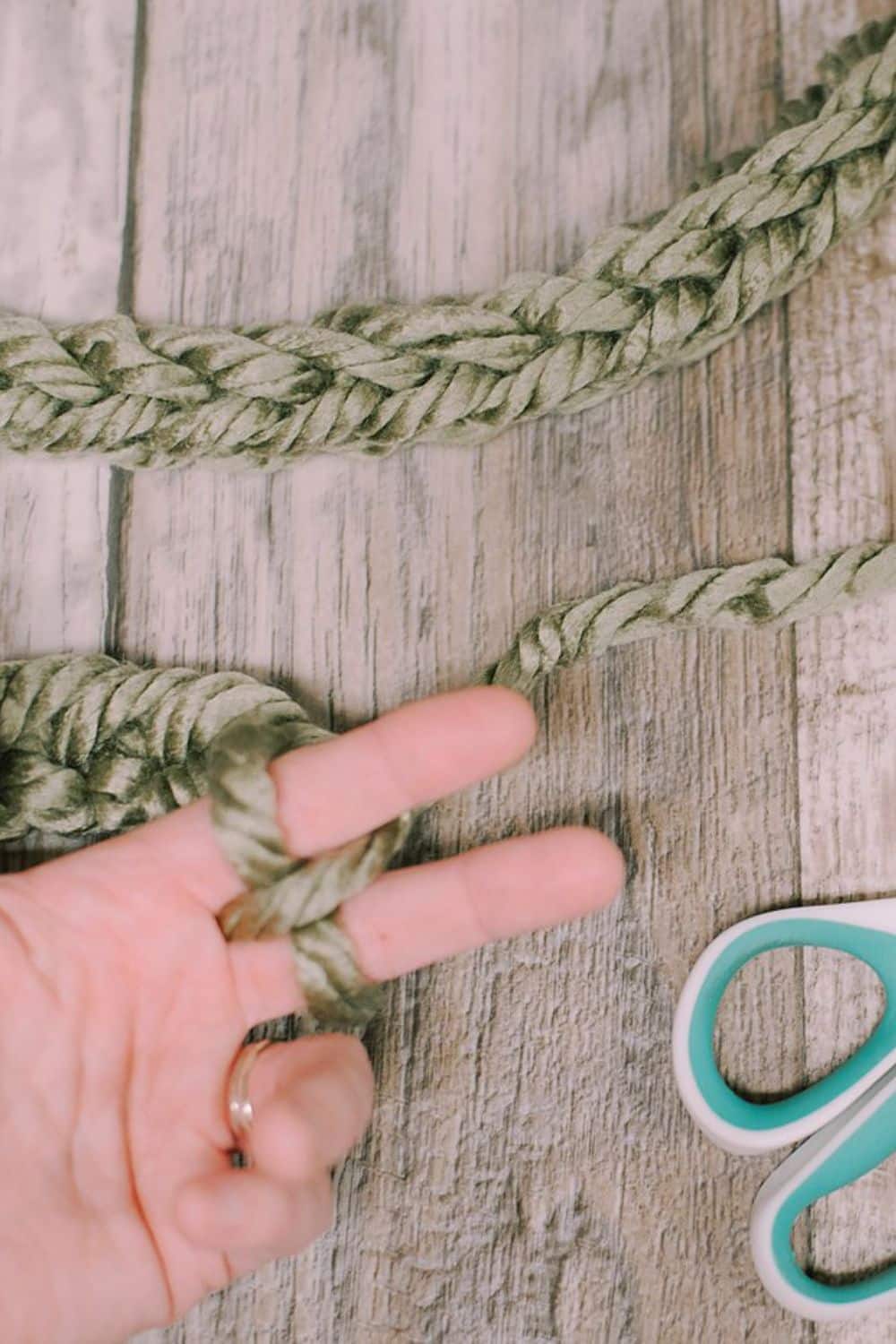 How to Make a DIY Finger Knit Garland with Chunky Yarn - Laura Radniecki